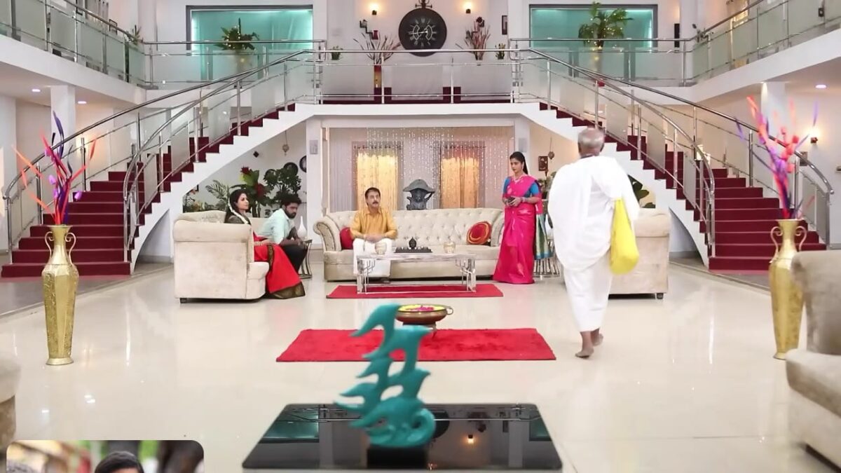 Sembaruthi: Guruji to visit Akhila's house - Tellyexpress